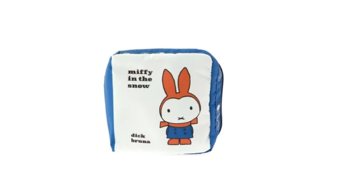 ミッフィーインザスノー(絵本のような形のポーチ) 『miffy in the snow「ゆきのひのうさこちゃん」より、帽子とマフラーを身に着け ...